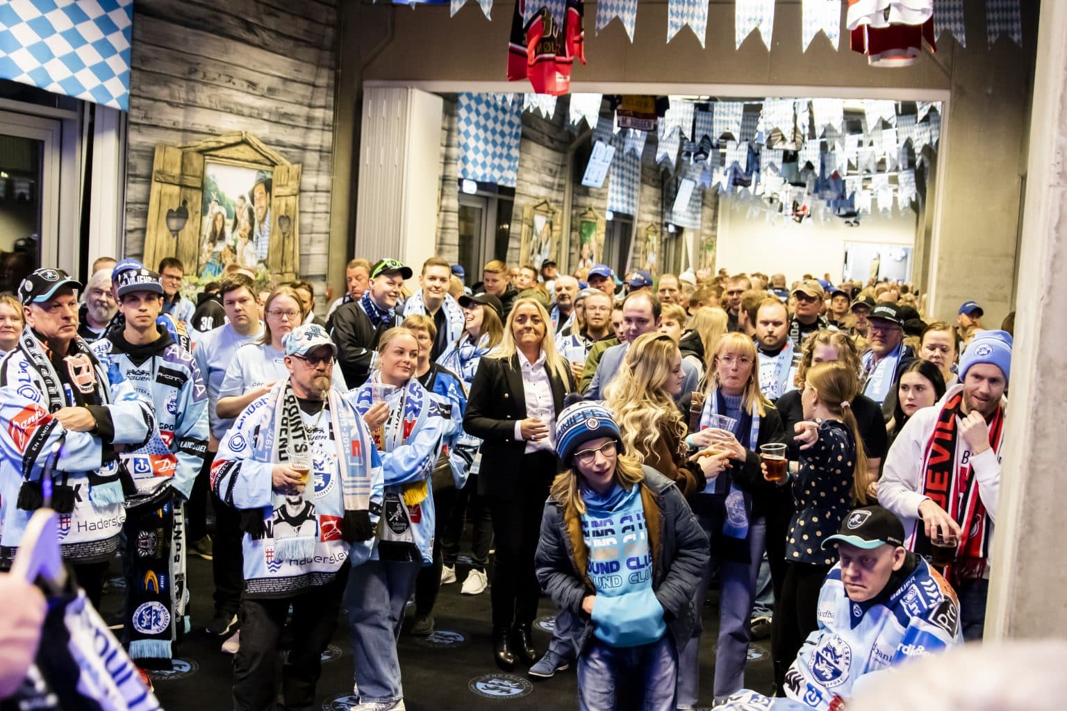 Festlig fredag aften med Hockeyfest, Happy Hour, Trøjeauktion og Retro ...